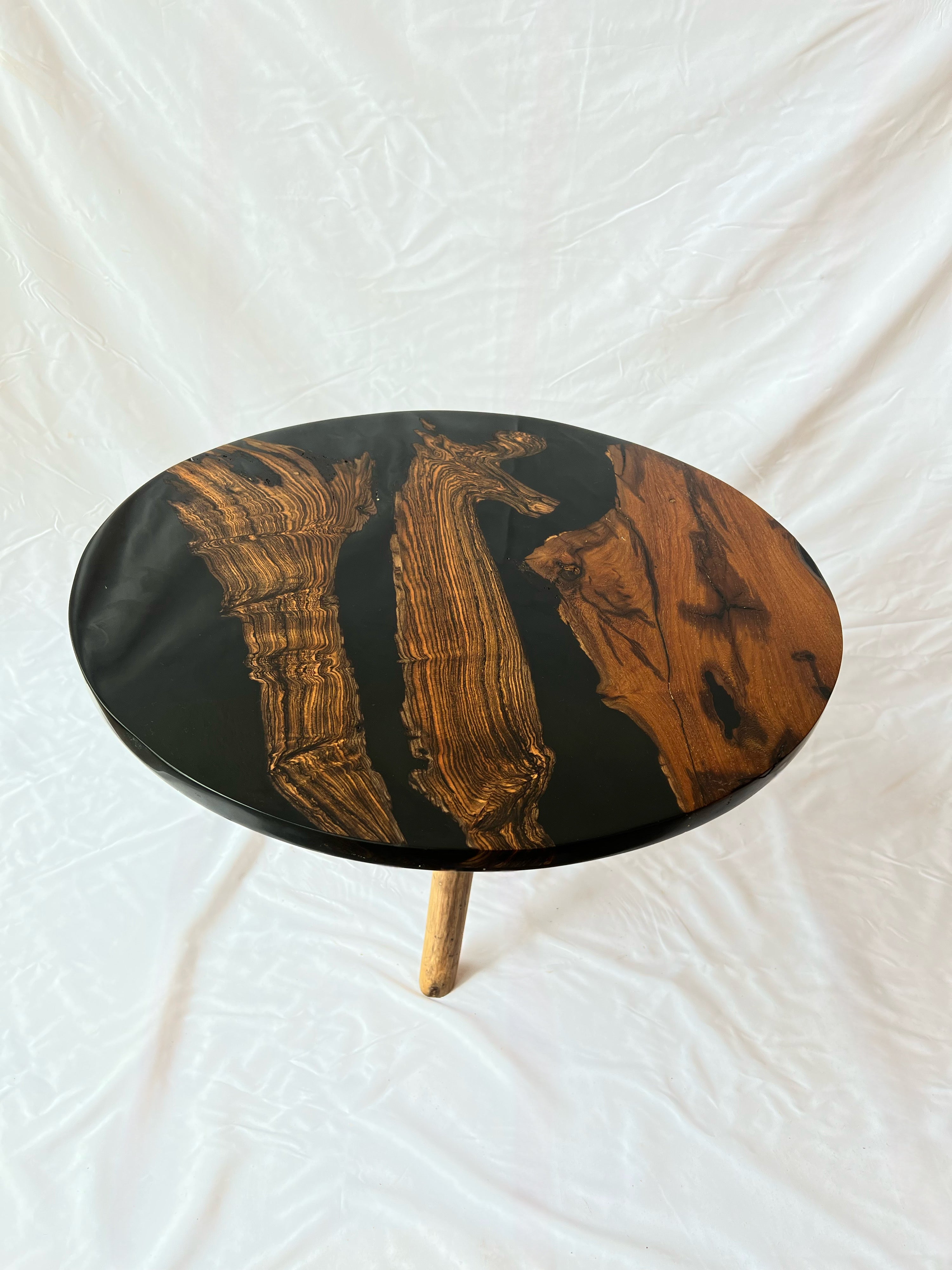 Mesita redonda de Resina con Mezquite y Cueramo – Mesitas.mx